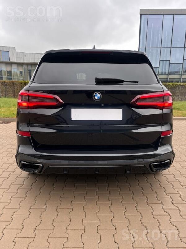 Black BMW X5 2021 in Riga, with an engine capacity of 4.40 L and mileage of 89 thousand km for 53900 €, photo 5 on AUTOMOTO.COM.LV
