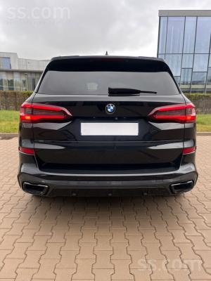 Black BMW X5 2021 in Riga, with an engine capacity of 4.40 L and mileage of 89 thousand km for 53900 €, photo 6 on AUTOMOTO.COM.LV