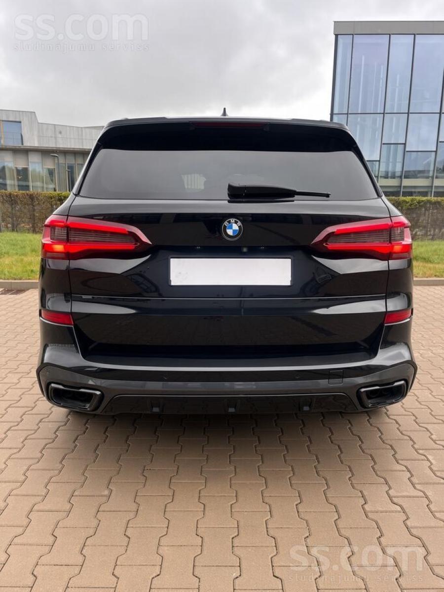 Black BMW X5 2021 in Riga, with an engine capacity of 4.40 L and mileage of 89 thousand km for 53900 €, photo 6 on AUTOMOTO.COM.LV