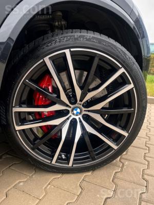Black BMW X5 2021 in Riga, with an engine capacity of 4.40 L and mileage of 89 thousand km for 53900 €, photo 8 on AUTOMOTO.COM.LV