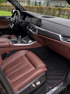 Black BMW X5 2021 in Riga, with an engine capacity of 4.40 L and mileage of 89 thousand km for 53900 €, photo 12 on AUTOMOTO.COM.LV