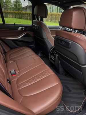 Black BMW X5 2021 in Riga, with an engine capacity of 4.40 L and mileage of 89 thousand km for 53900 €, photo 13 on AUTOMOTO.COM.LV