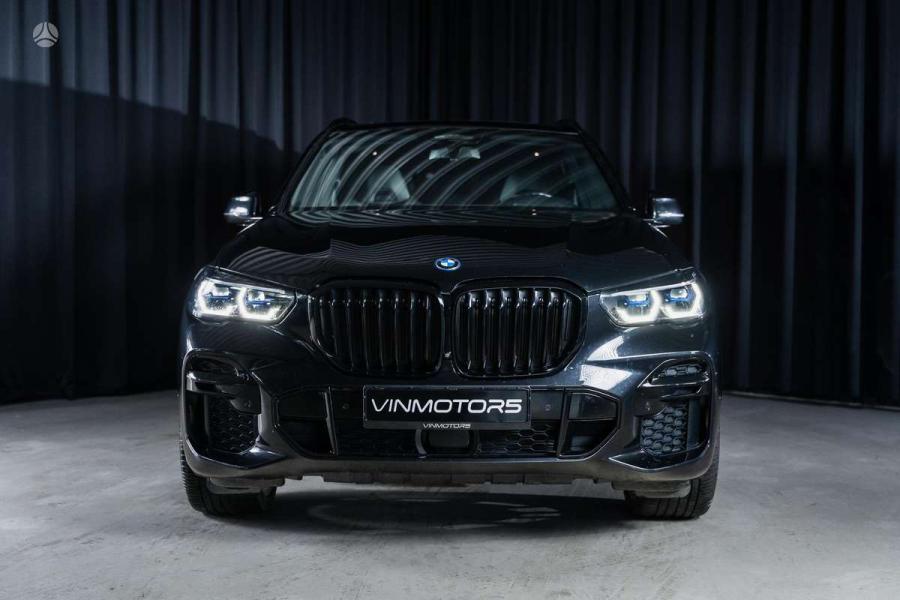 Black BMW X5 2021 in Vilnius, with an engine capacity of 3.00 L and mileage of 58 thousand km for 59999 €, photo 3 on AUTOMOTO.COM.LV
