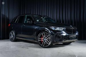 Black BMW X5 2021 in Vilnius, with an engine capacity of 3.00 L and mileage of 58 thousand km for 59999 €, photo 4 on AUTOMOTO.COM.LV
