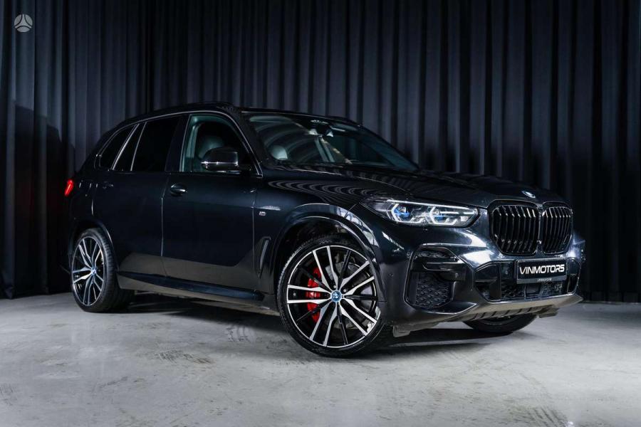 Black BMW X5 2021 in Vilnius, with an engine capacity of 3.00 L and mileage of 58 thousand km for 59999 €, photo 4 on AUTOMOTO.COM.LV