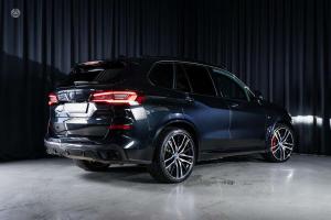 Black BMW X5 2021 in Vilnius, with an engine capacity of 3.00 L and mileage of 58 thousand km for 59999 €, photo 5 on AUTOMOTO.COM.LV