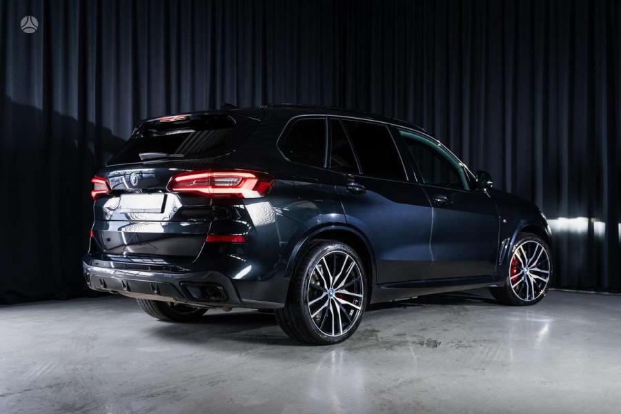 Black BMW X5 2021 in Vilnius, with an engine capacity of 3.00 L and mileage of 58 thousand km for 59999 €, photo 5 on AUTOMOTO.COM.LV