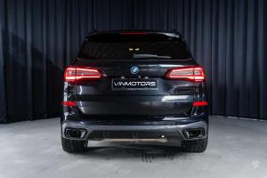 Black BMW X5 2021 in Vilnius, with an engine capacity of 3.00 L and mileage of 58 thousand km for 59999 €, photo 6 on AUTOMOTO.COM.LV