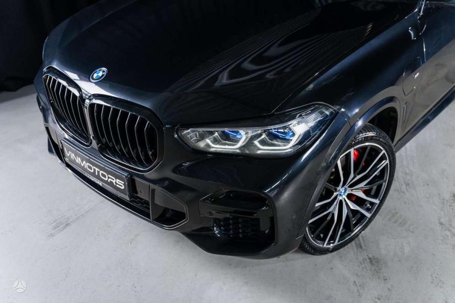 Black BMW X5 2021 in Vilnius, with an engine capacity of 3.00 L and mileage of 58 thousand km for 59999 €, photo 8 on AUTOMOTO.COM.LV