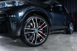 Black BMW X5 2021 in Vilnius, with an engine capacity of 3.00 L and mileage of 58 thousand km for 59999 €, photo 11 on AUTOMOTO.COM.LV