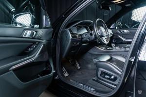 Black BMW X5 2021 in Vilnius, with an engine capacity of 3.00 L and mileage of 58 thousand km for 59999 €, photo 16 on AUTOMOTO.COM.LV