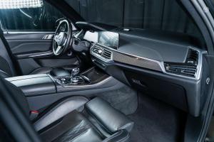 Black BMW X5 2021 in Vilnius, with an engine capacity of 3.00 L and mileage of 58 thousand km for 59999 €, photo 32 on AUTOMOTO.COM.LV