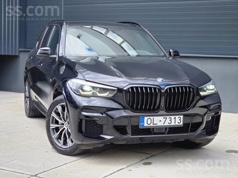 Black BMW X5 2021 in Riga, with an engine capacity of 3.00 L and mileage of 83 thousand km for 42000 €, photo 1 on AUTOMOTO.COM.LV