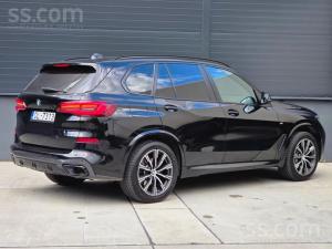 Black BMW X5 2021 in Riga, with an engine capacity of 3.00 L and mileage of 83 thousand km for 42000 €, photo 18 on AUTOMOTO.COM.LV