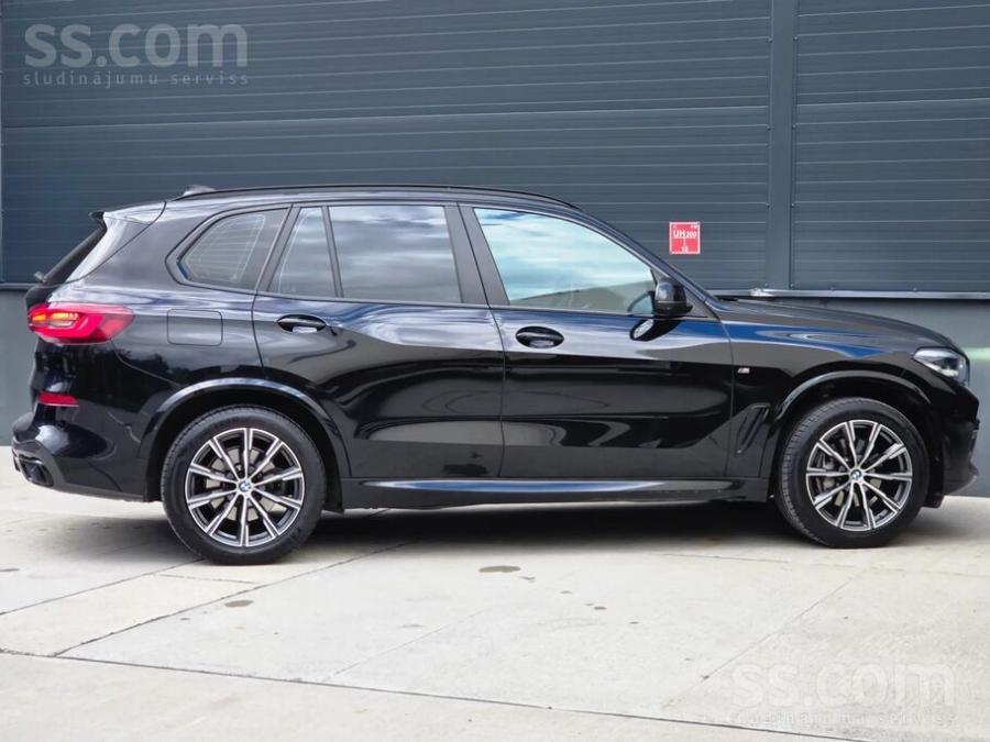 Black BMW X5 2021 in Riga, with an engine capacity of 3.00 L and mileage of 83 thousand km for 42000 €, photo 19 on AUTOMOTO.COM.LV