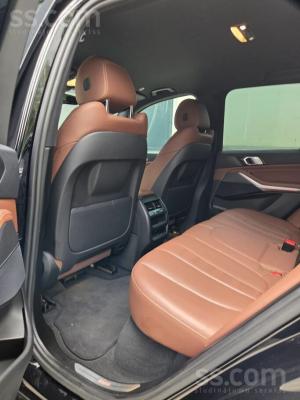 Black BMW X5 2021 in Riga, with an engine capacity of 3.00 L and mileage of 83 thousand km for 42000 €, photo 30 on AUTOMOTO.COM.LV