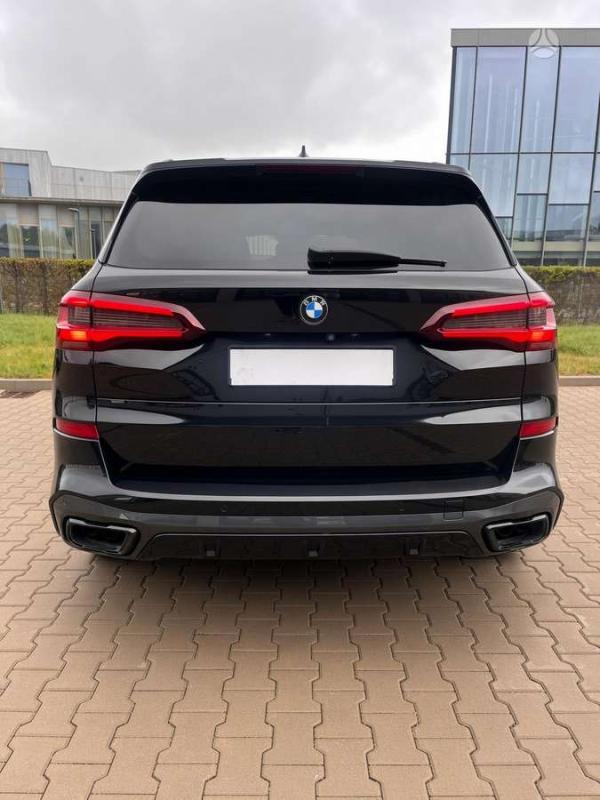 Black BMW X5 2021 in Jurmala, with an engine capacity of 4.40 L and mileage of 89 thousand km for 47900 €, photo 4 on AUTOMOTO.COM.LV