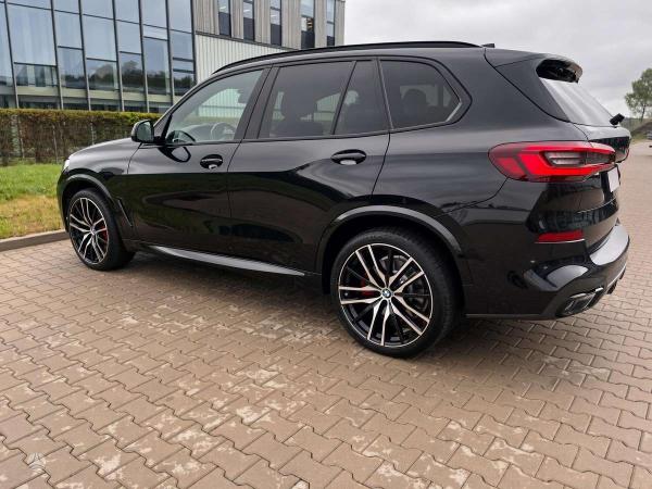 Black BMW X5 2021 in Jurmala, with an engine capacity of 4.40 L and mileage of 89 thousand km for 47900 €, photo 5 on AUTOMOTO.COM.LV