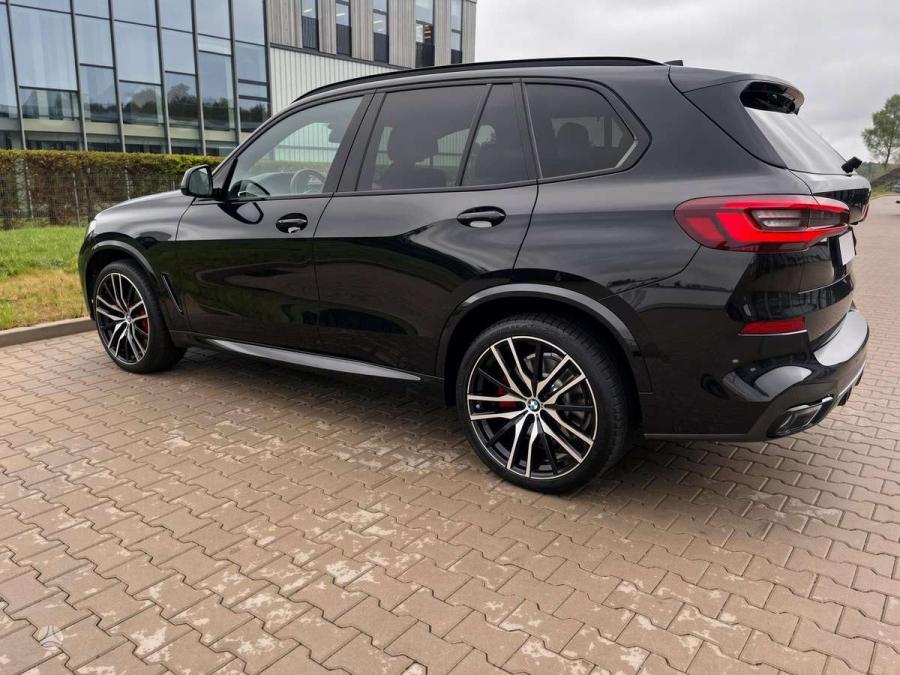 Black BMW X5 2021 in Jurmala, with an engine capacity of 4.40 L and mileage of 89 thousand km for 47900 €, photo 5 on AUTOMOTO.COM.LV