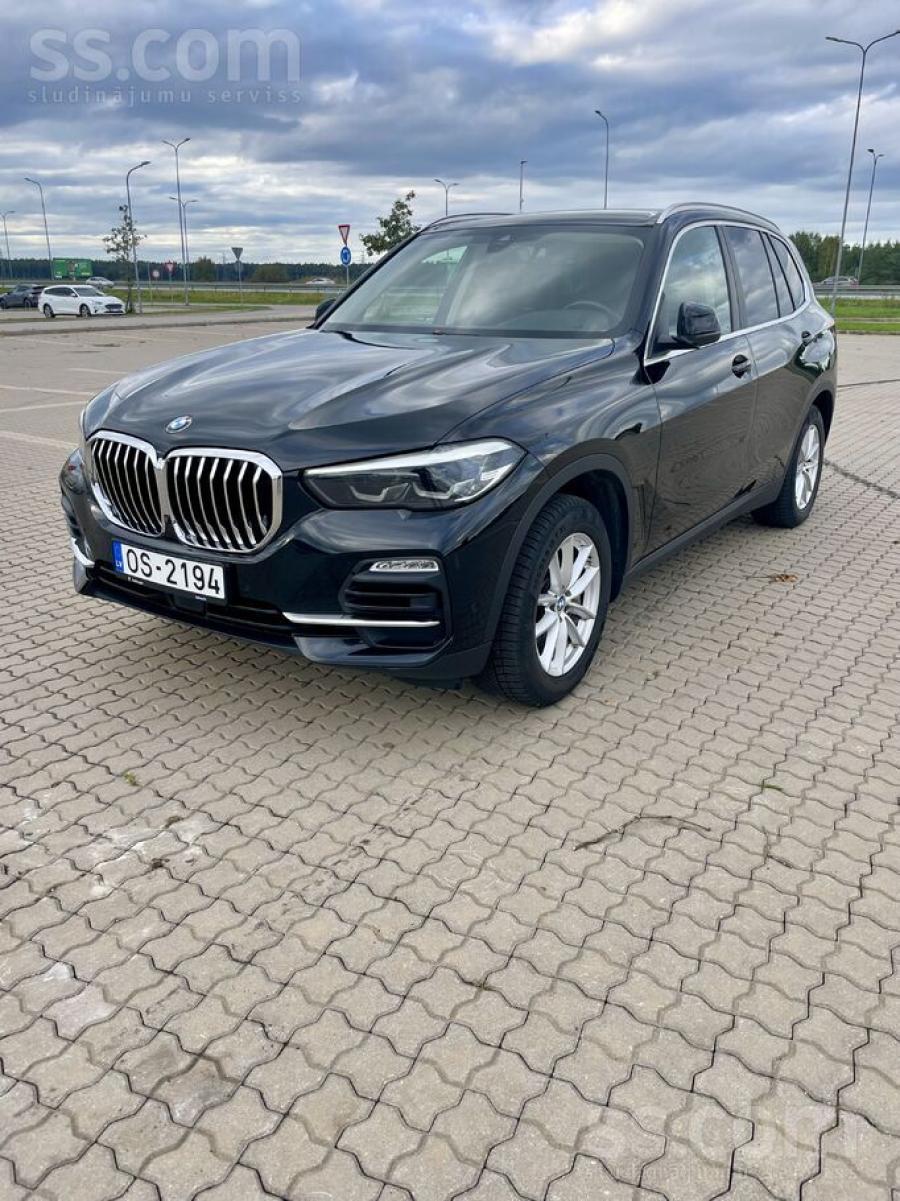 Black BMW X5 2021 in Riga, with an engine capacity of 3.00 L and mileage of 166 thousand km for 33600 €, photo 1 on AUTOMOTO.COM.LV