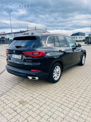 Black BMW X5 2021 in Riga, with an engine capacity of 3.00 L and mileage of 166 thousand km for 33600 €, photo 4 on AUTOMOTO.COM.LV