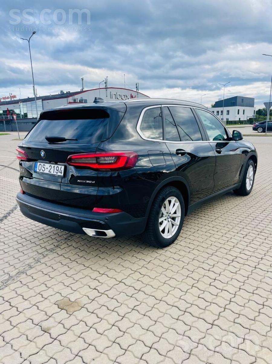Black BMW X5 2021 in Riga, with an engine capacity of 3.00 L and mileage of 166 thousand km for 33600 €, photo 4 on AUTOMOTO.COM.LV