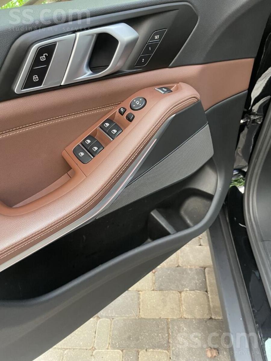 Black BMW X5 2021 in Riga, with an engine capacity of 3.00 L and mileage of 166 thousand km for 33600 €, photo 8 on AUTOMOTO.COM.LV