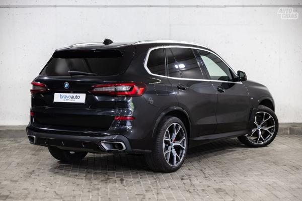 Black BMW X5 2021 in Vilnius, with an engine capacity of 3.00 L and mileage of 106 thousand km for 52991 €, photo 10 on AUTOMOTO.COM.LV