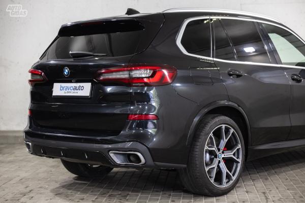 Black BMW X5 2021 in Vilnius, with an engine capacity of 3.00 L and mileage of 106 thousand km for 52991 €, photo 11 on AUTOMOTO.COM.LV