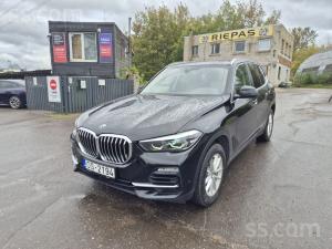 Black BMW X5 2021 in Riga, with an engine capacity of 3.00 L and mileage of 166 thousand km for 33990 €, photo 1 on AUTOMOTO.COM.LV