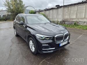 Black BMW X5 2021 in Riga, with an engine capacity of 3.00 L and mileage of 166 thousand km for 33990 €, photo 5 on AUTOMOTO.COM.LV