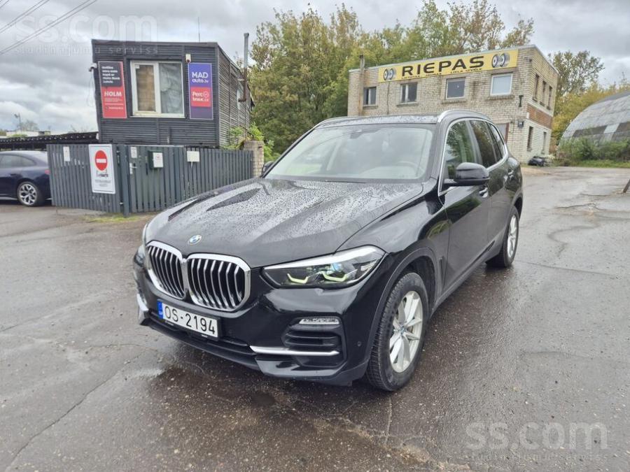 Black BMW X5 2021 in Riga, with an engine capacity of 3.00 L and mileage of 166 thousand km for 33990 €, photo 8 on AUTOMOTO.COM.LV