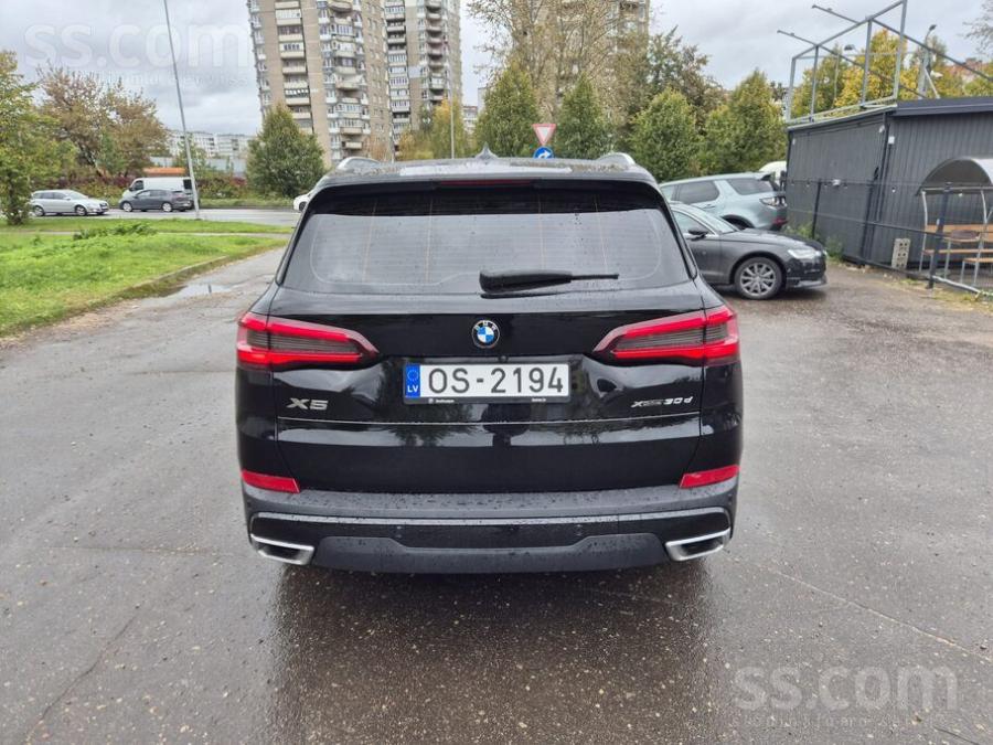 Black BMW X5 2021 in Riga, with an engine capacity of 3.00 L and mileage of 166 thousand km for 33990 €, photo 15 on AUTOMOTO.COM.LV