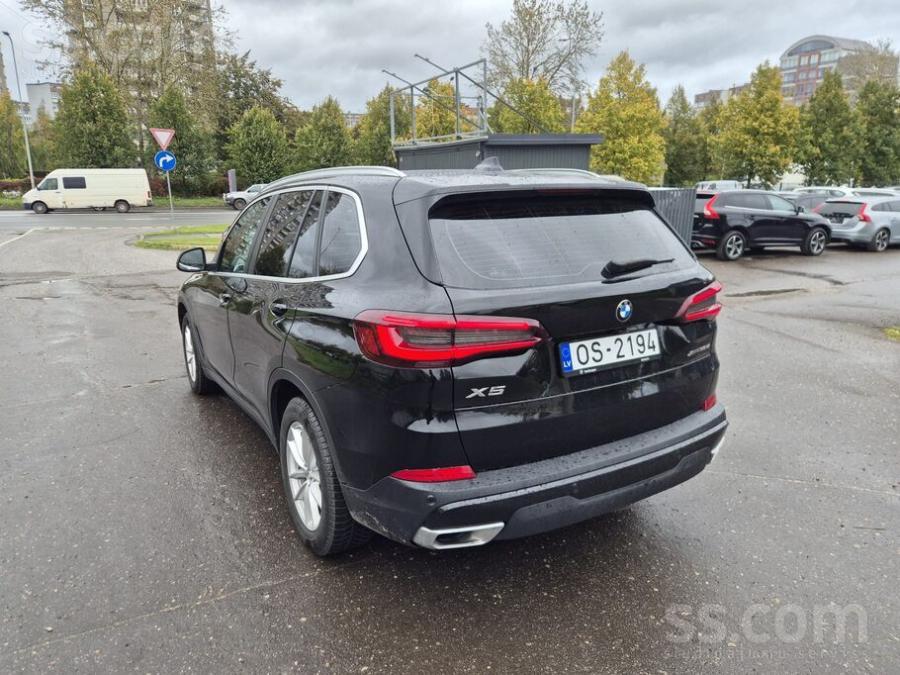Black BMW X5 2021 in Riga, with an engine capacity of 3.00 L and mileage of 166 thousand km for 33990 €, photo 17 on AUTOMOTO.COM.LV
