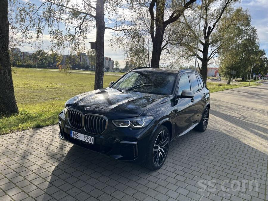 Black BMW X5 2022 in Riga, with an engine capacity of 4.40 L and mileage of 18 thousand km for 75000 €, photo 2 on AUTOMOTO.COM.LV