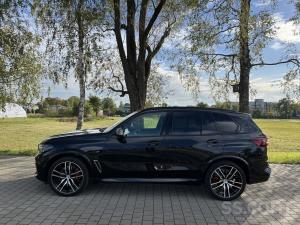 Black BMW X5 2022 in Riga, with an engine capacity of 4.40 L and mileage of 18 thousand km for 75000 €, photo 3 on AUTOMOTO.COM.LV