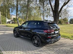 Black BMW X5 2022 in Riga, with an engine capacity of 4.40 L and mileage of 18 thousand km for 75000 €, photo 6 on AUTOMOTO.COM.LV