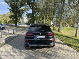 Black BMW X5 2022 in Riga, with an engine capacity of 4.40 L and mileage of 18 thousand km for 75000 €, photo 7 on AUTOMOTO.COM.LV
