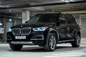 Melns BMW X5 2022 Viļņa, ar dzinēja tilpumu 3.00 L un nobraukumu 80 tūkst. km par 4500 €, foto  vietnē AUTOMOTO.COM.LV