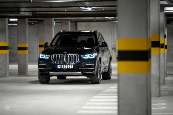 Melns BMW X5 2022 Viļņa, ar dzinēja tilpumu 3.00 L un nobraukumu 80 tūkst. km par 4500 €, foto 5 vietnē AUTOMOTO.COM.LV