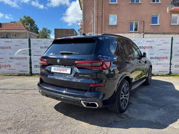 Black BMW X5 2022 in Klaipeda, with an engine capacity of 2.99 L and mileage of 79 thousand km for 45900 €, photo 3 on AUTOMOTO.COM.LV