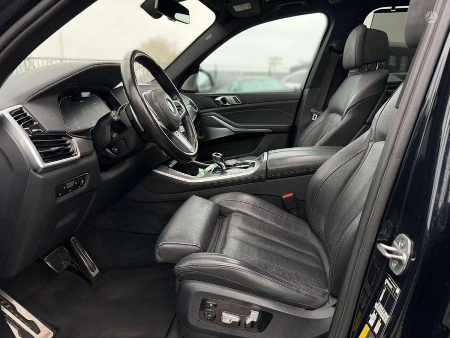 Black BMW X5 2022 in Vilnius, with an engine capacity of 3.00 L and mileage of 194 thousand km for 51400 €, photo 3 on AUTOMOTO.COM.LV