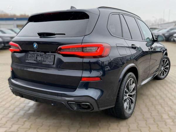 Black BMW X5 2022 in Vilnius, with an engine capacity of 3.00 L and mileage of 194 thousand km for 51400 €, photo 5 on AUTOMOTO.COM.LV