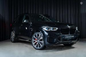 Black BMW X5 2022 in Vilnius, with an engine capacity of 2.99 L and mileage of 85 thousand km for 54999 €, photo 3 on AUTOMOTO.COM.LV
