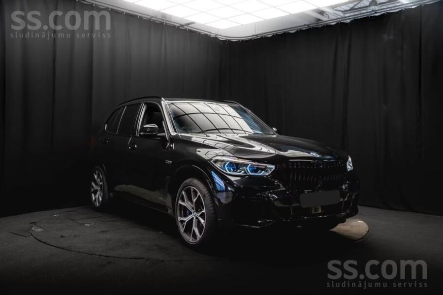 Melns BMW X5 2022 Tukums, ar dzinēja tilpumu 3.00 L un nobraukumu 75 tūkst. km par 61500 €, foto 1 vietnē AUTOMOTO.COM.LV
