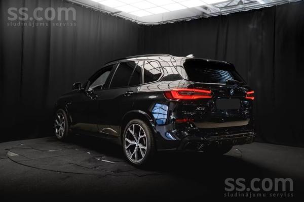 Black BMW X5 2022 in Tukums, with an engine capacity of 3.00 L and mileage of 75 thousand km for 61500 €, photo 2 on AUTOMOTO.COM.LV