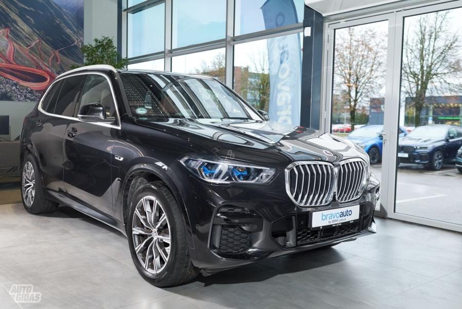 Melns BMW X5 2022 Kauņa, ar dzinēja tilpumu 3.00 L un nobraukumu 136 tūkst. km par 52993 €, foto 3 vietnē AUTOMOTO.COM.LV