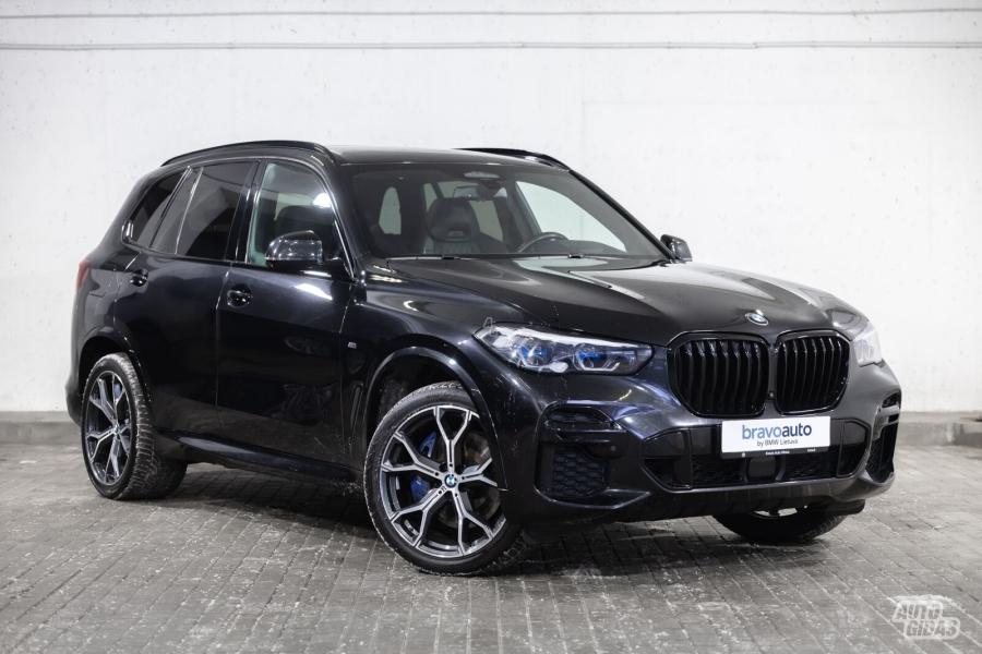 Black BMW X5 2022 in Vilnius, with an engine capacity of 3.00 L and mileage of 124 thousand km for 57881 €, photo 3 on AUTOMOTO.COM.LV