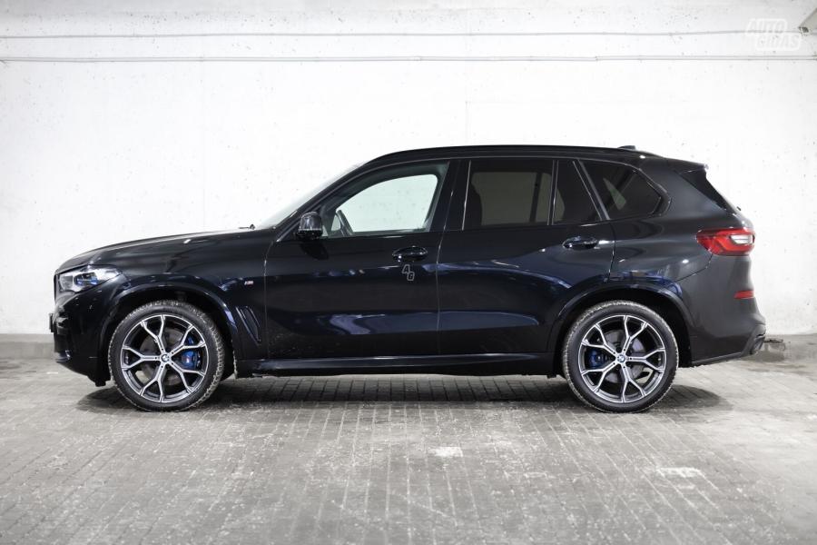 Black BMW X5 2022 in Vilnius, with an engine capacity of 3.00 L and mileage of 124 thousand km for 57881 €, photo 4 on AUTOMOTO.COM.LV