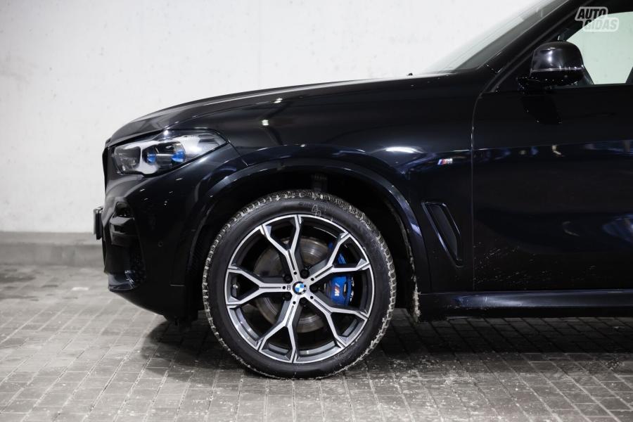 Black BMW X5 2022 in Vilnius, with an engine capacity of 3.00 L and mileage of 124 thousand km for 57881 €, photo 5 on AUTOMOTO.COM.LV